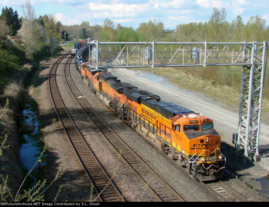 BNSF 7014 East At Lowell